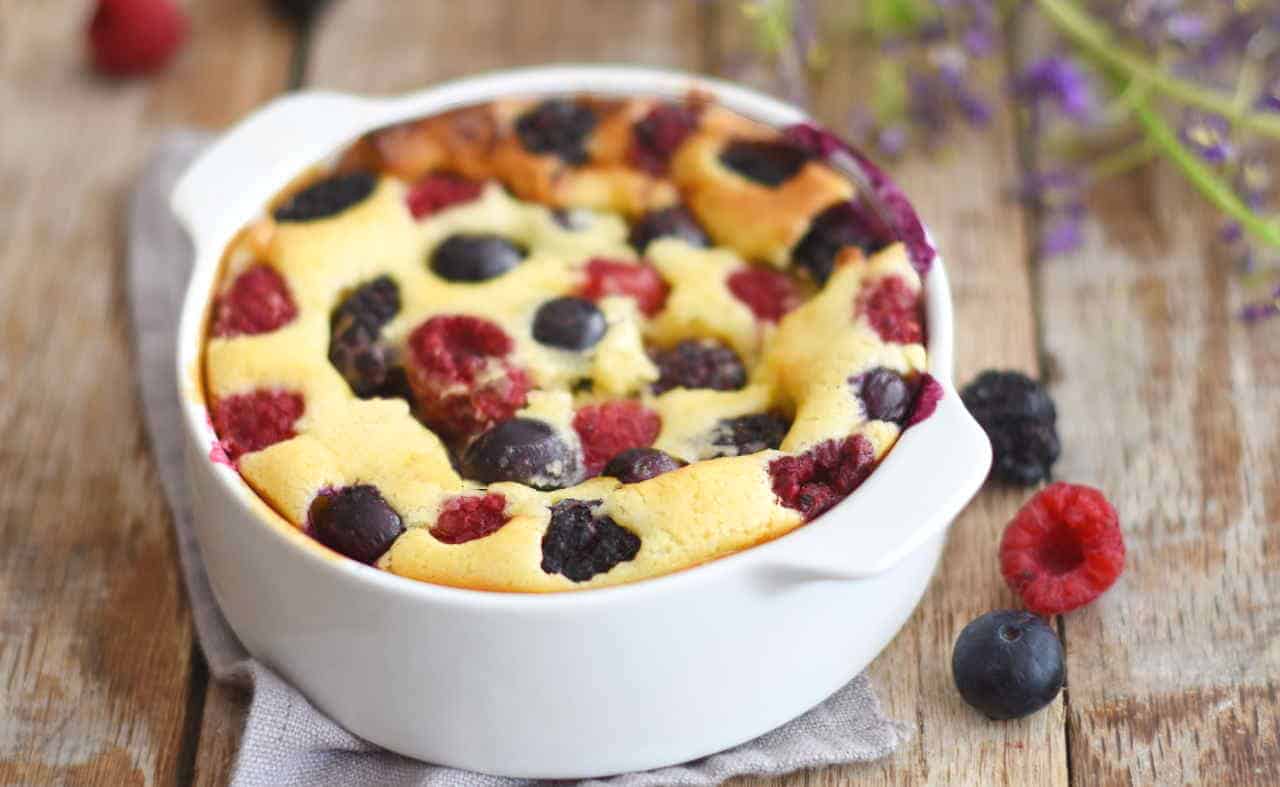 Clafoutis aux fruits des bois healthy - Recette de nutritionniste ...
