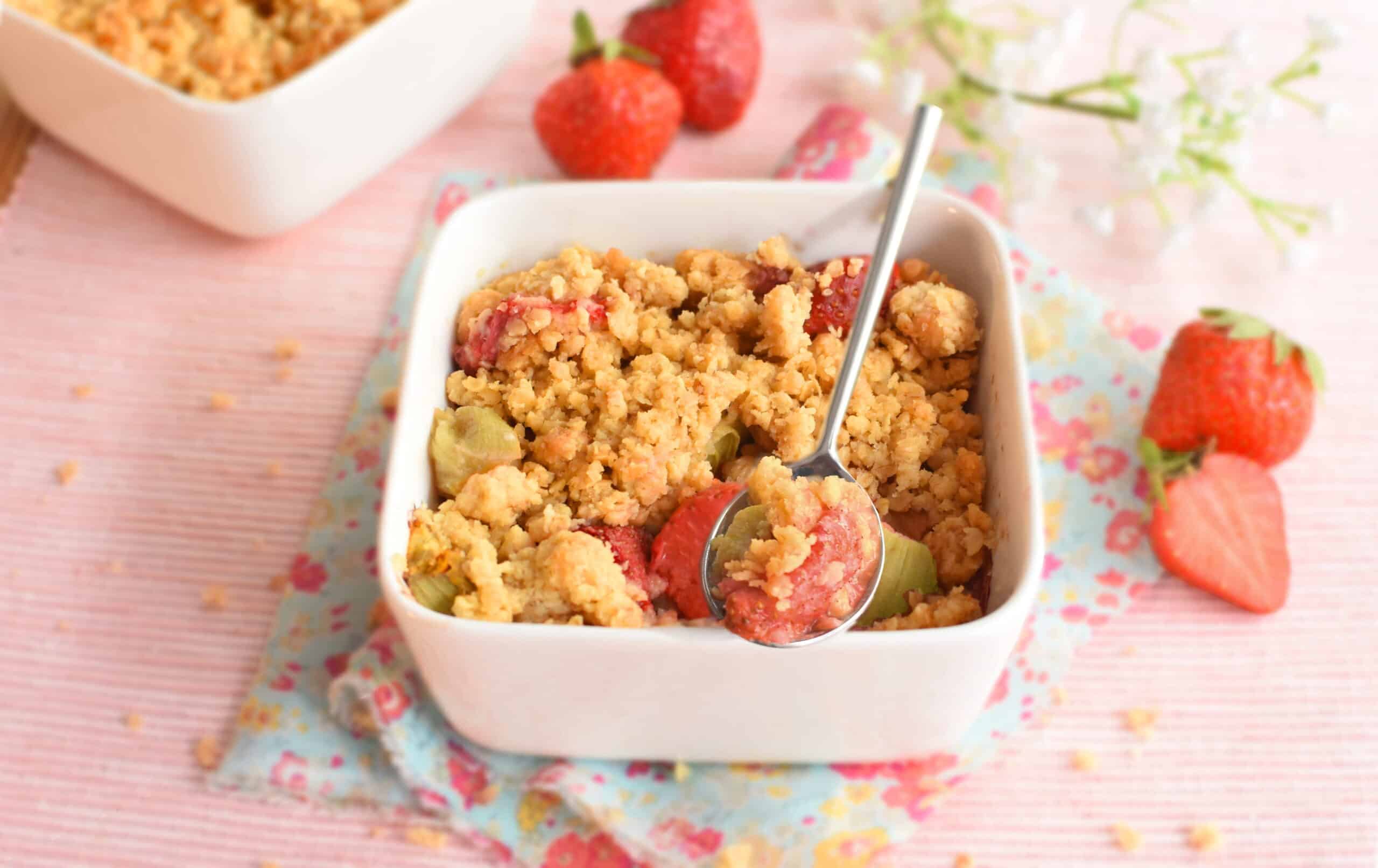 Crumble fraises-rhubarbe healthy - Recette de nutritionniste : dessert sain