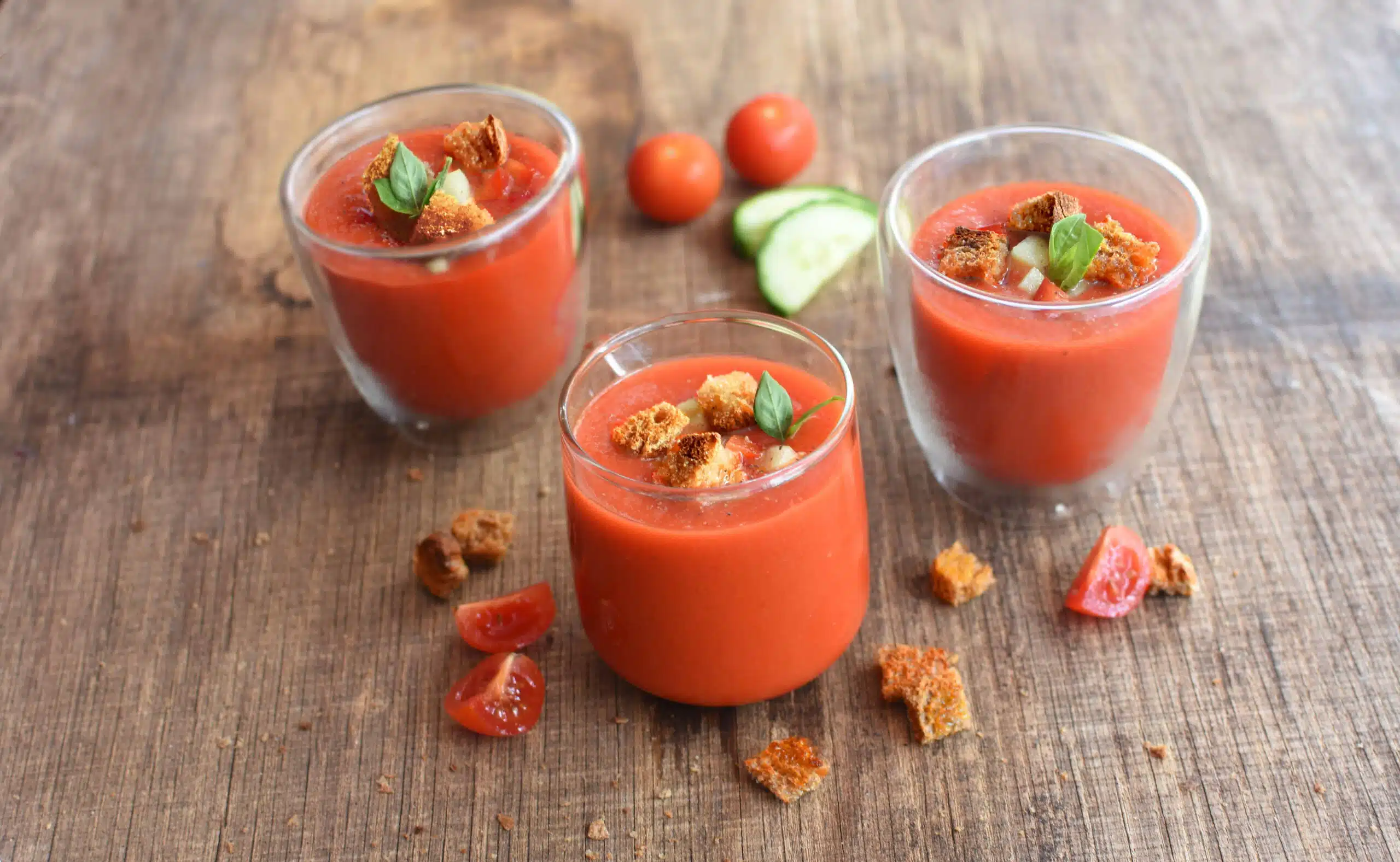 Gaspacho tomates/concombre et ses croûtons maison healthy - Recette ...