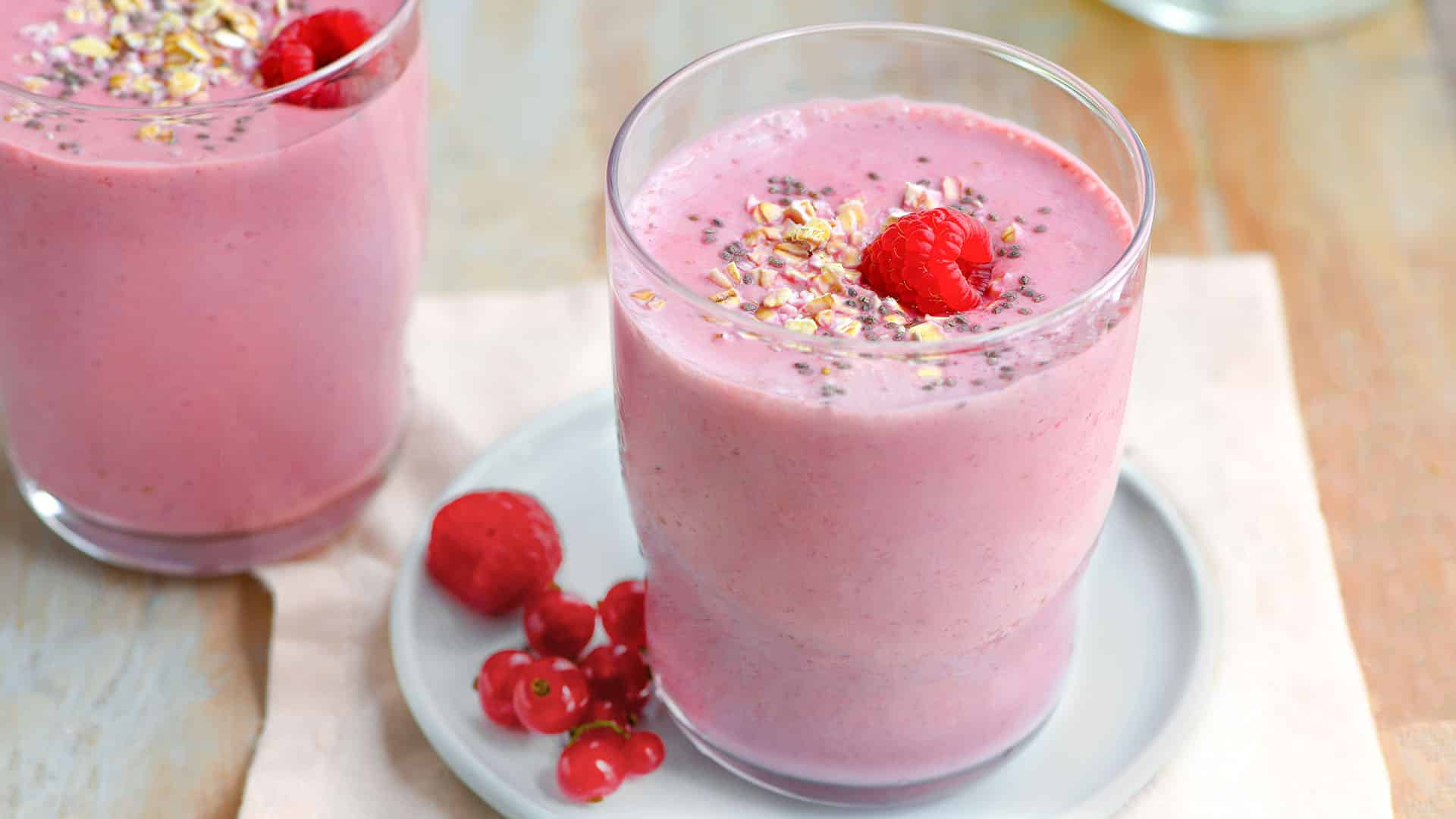 Smoothie au yaourt et aux fruits rouges healthy - Recette de ...